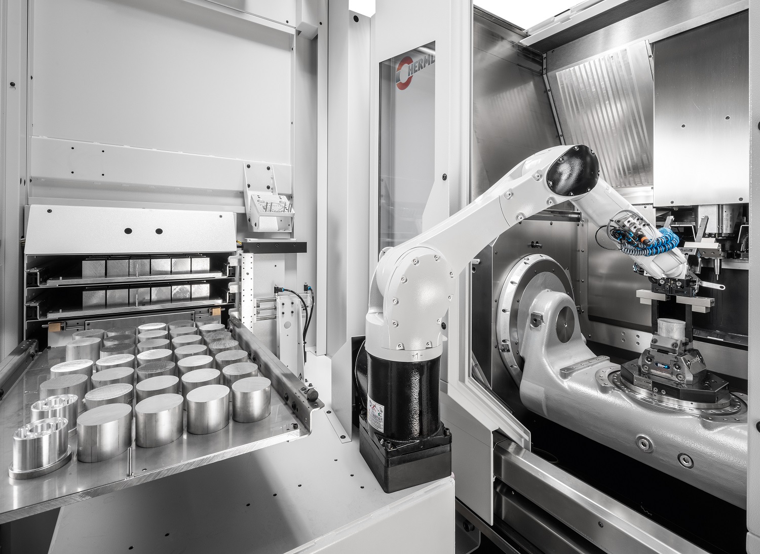 Enhance machine cycles with the Hermle RS 05 robot system - SPAENER